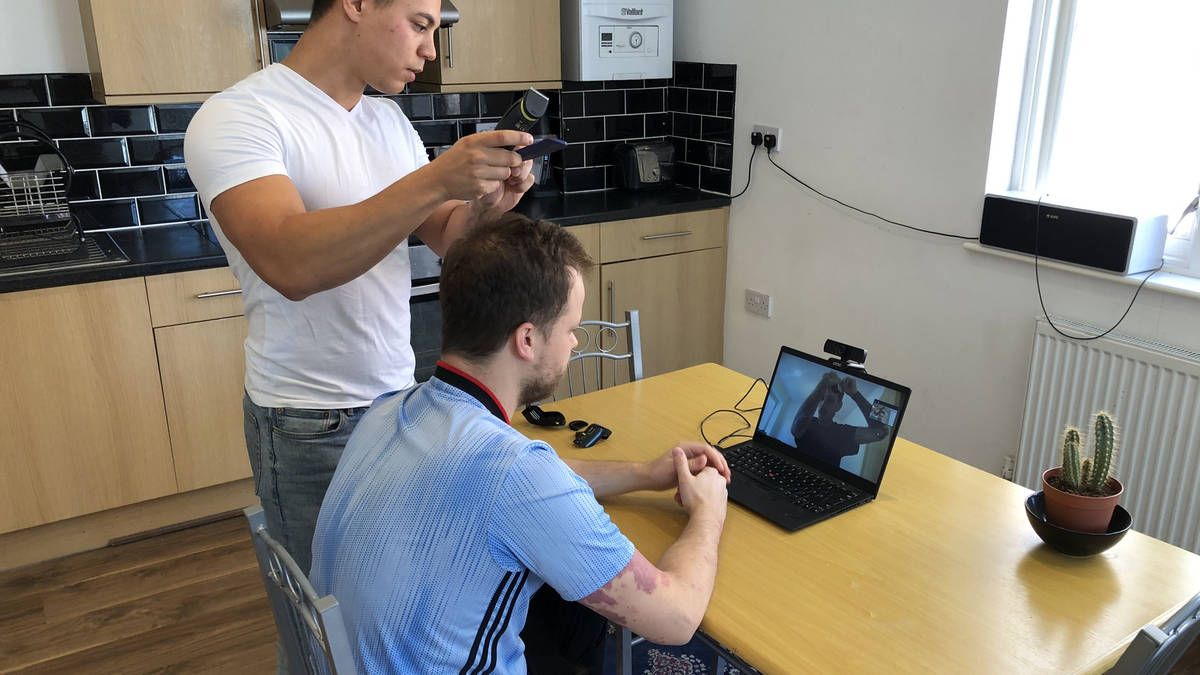 'UK's busiest barber' helping with haircuts during lockdown | LBC
