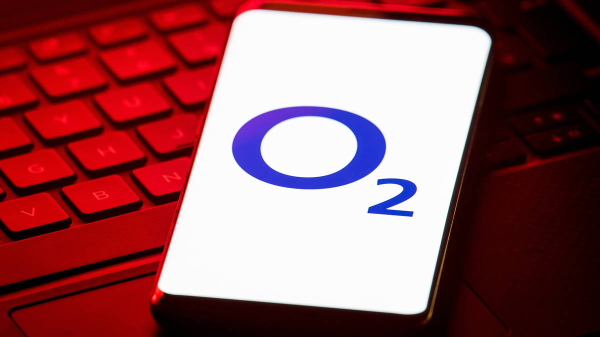 O2 mobile phone network down across the UK leaving users unable to make ...