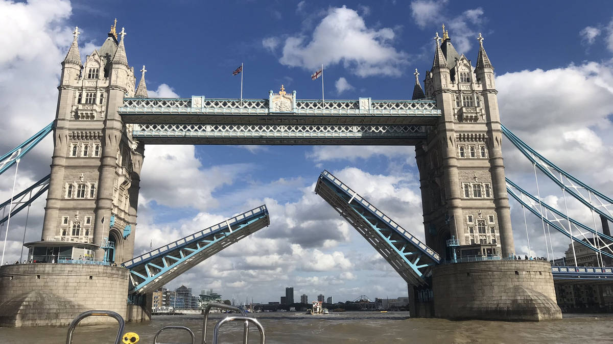 London Tower Bridge stuck open for more than an hour causing traffic ...