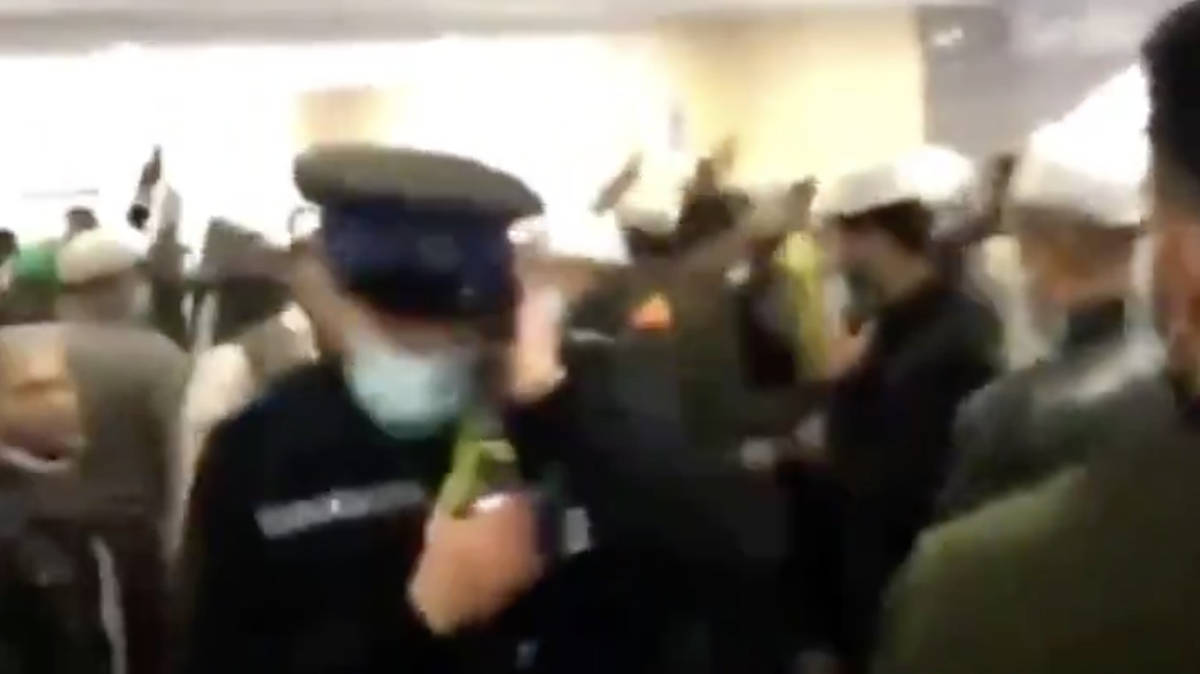 Police called to Luton mosque after row erupts between crowd of 250 | LBC