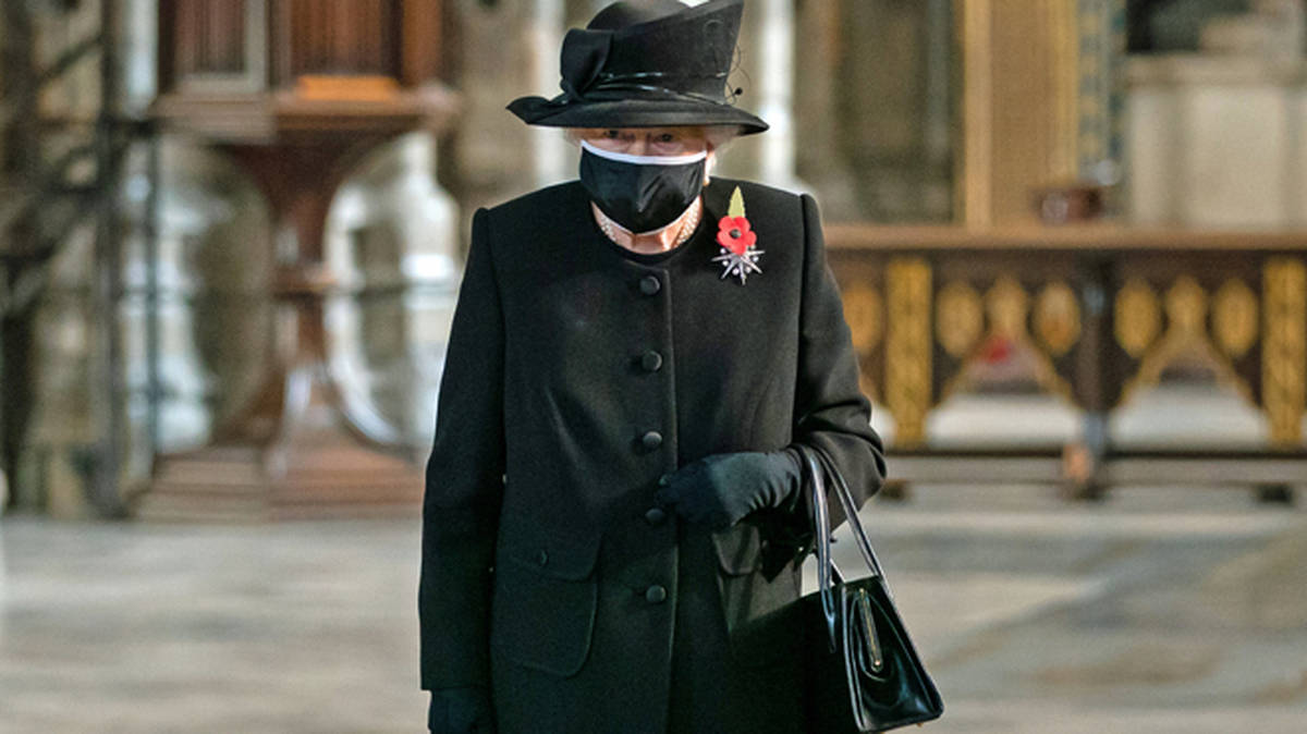 The Queen wears face mask as she visits grave of The Unknown Warrior | LBC