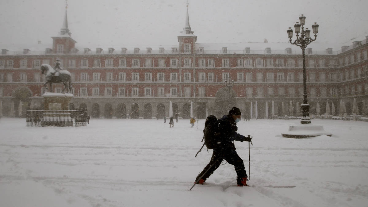 Blizzard covers Spain in white and brings Madrid to a standstill | LBC