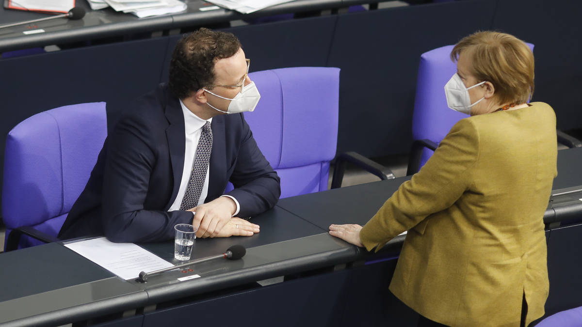 German vaccine panel approves AstraZeneca jab for over-65s | LBC