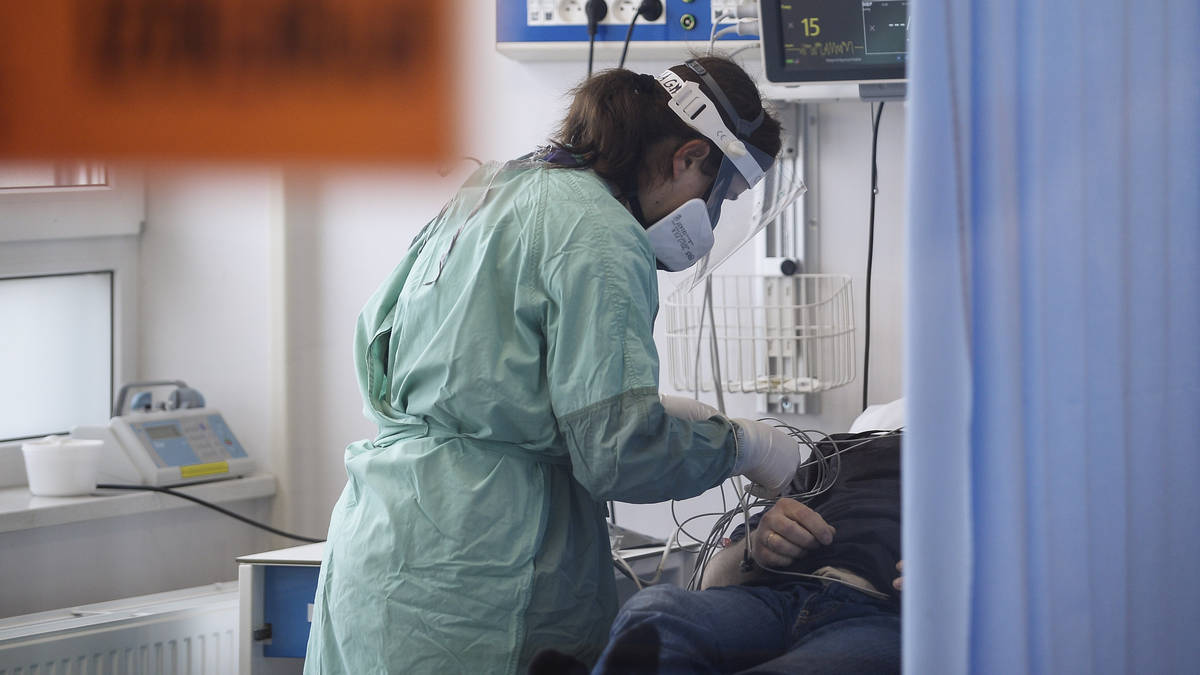 Polish hospitals struggle with surge of coronavirus patients | LBC