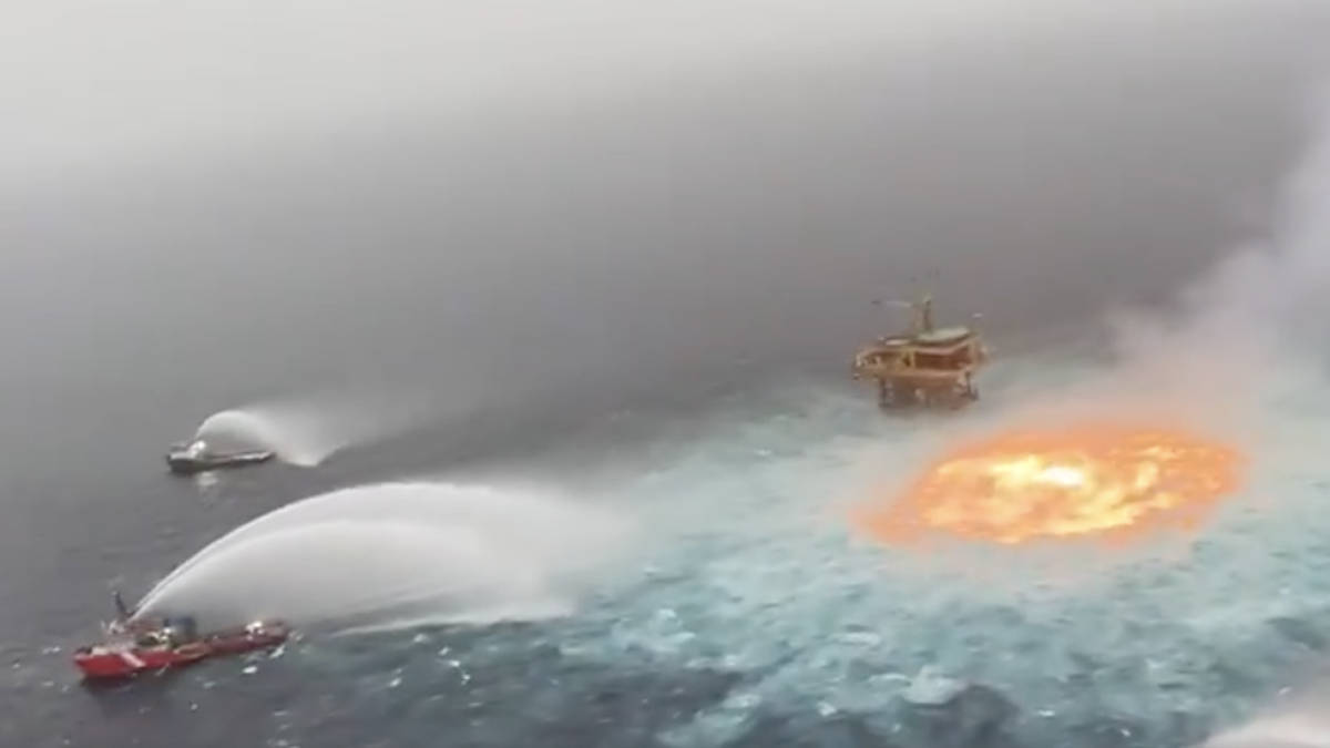 Dramatic footage shows boats tackling circle of fire on sea's surface ...