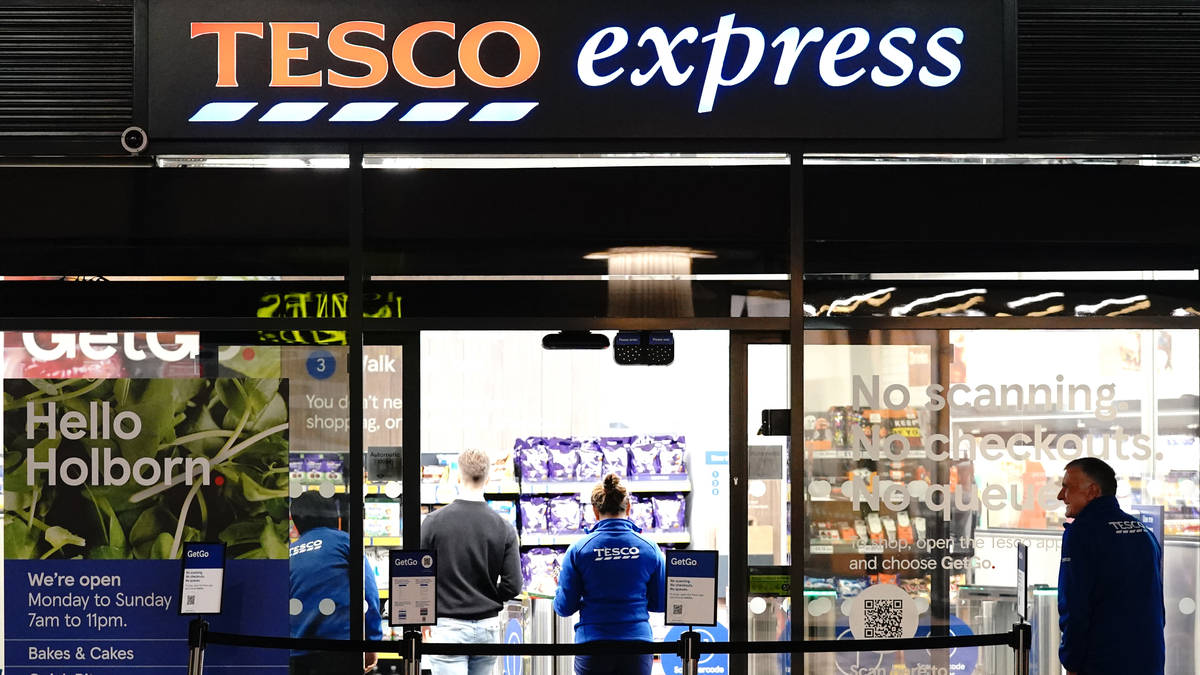 Tesco keeps on 13,000 temporary workers due to surging Omicron absences ...