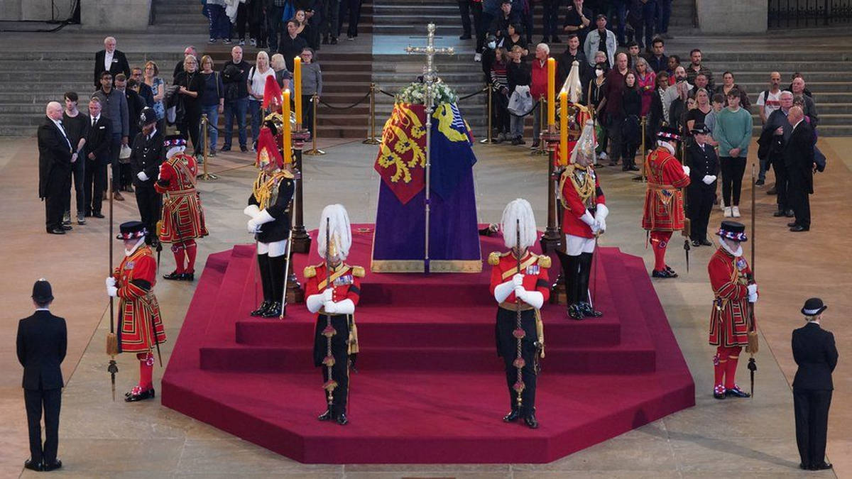 How long is the queue to see the Queen lying in state? Queue tracker ...
