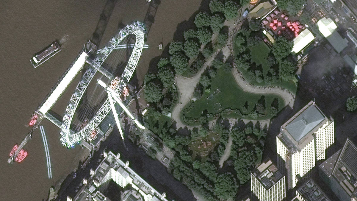 Queue to see the Queen and crowds of mourners so big they can be seen ...