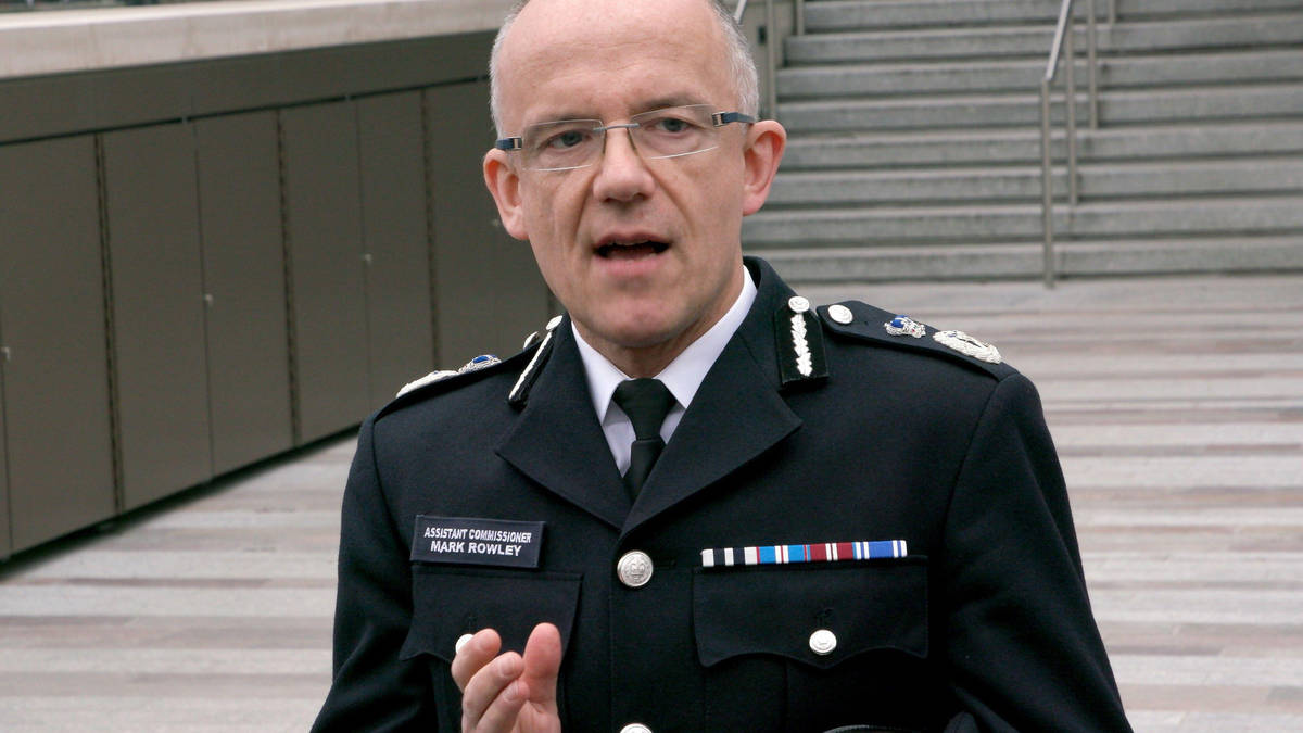 Met Police chief admits there are 100 officers in the force who can't ...