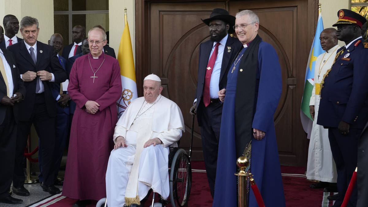 Pope lands in South Sudan to urge peace as fighting kills 27 | LBC