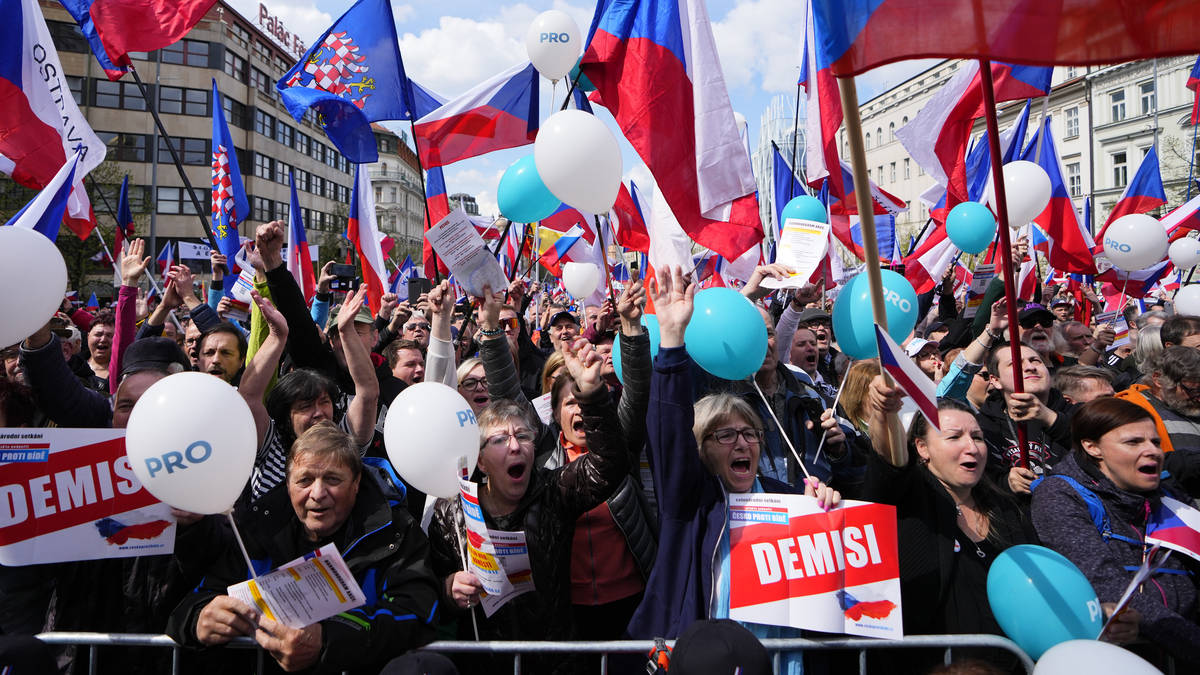 Thousands take to streets for anti-government protest in Prague | LBC