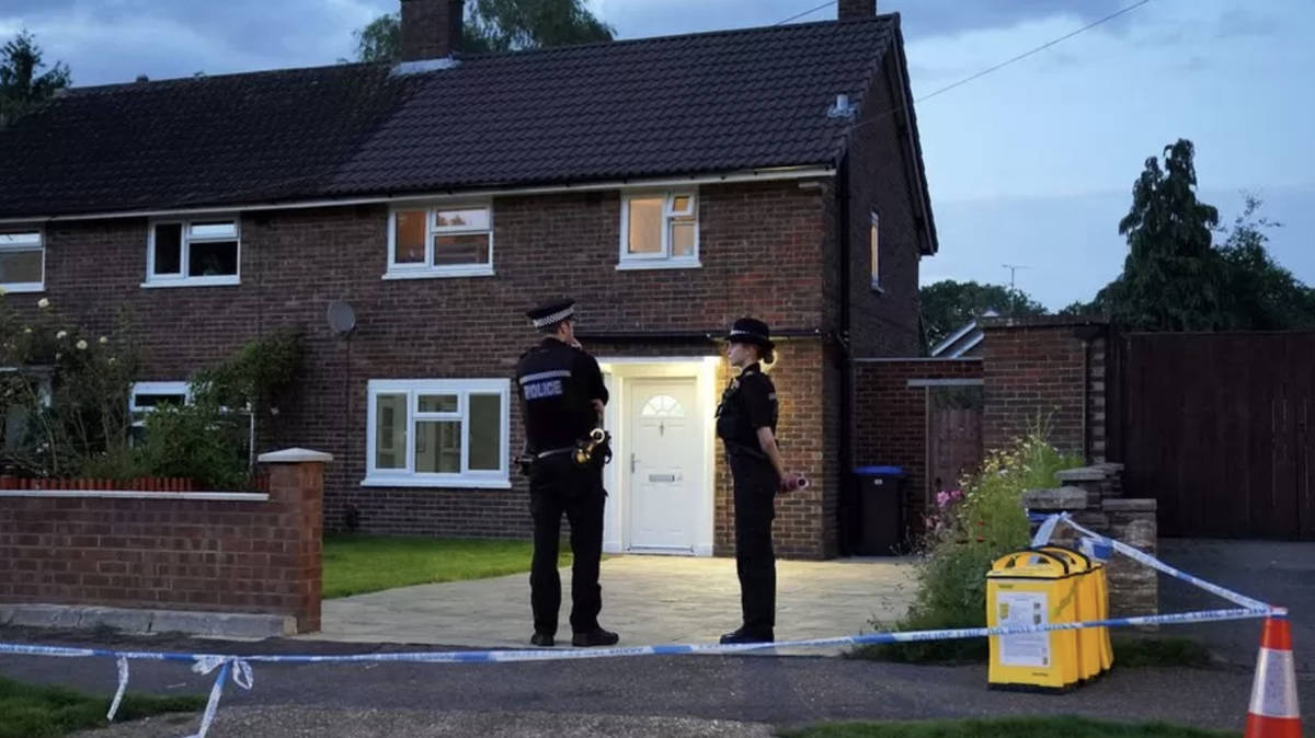 Murder probe launched after girl, 10, found dead in Surrey house | LBC