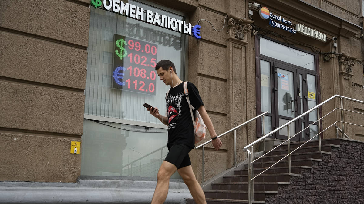 Russia’s ruble hits lowest level since early weeks of Ukraine war | LBC
