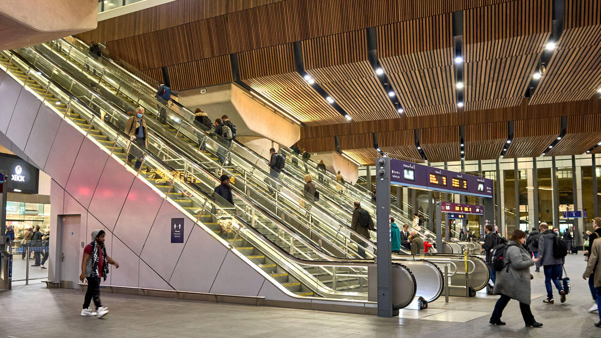 Boy, 4, has toes torn off after getting foot stuck in London Bridge ...