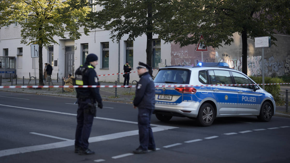 Synagogue attacked with firebombs as antisemitic incidents rise in ...