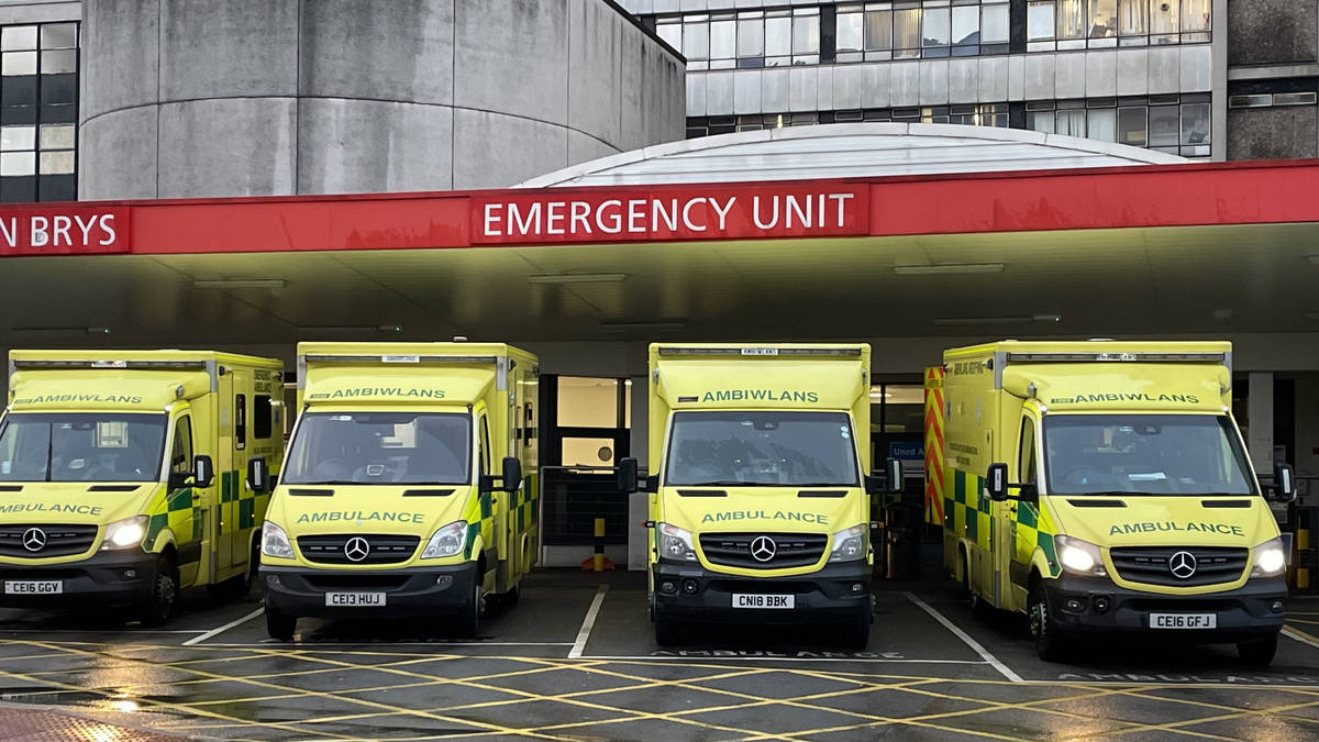 Ambulances unable to attend 1 in 6 call-outs due to handover delays ...