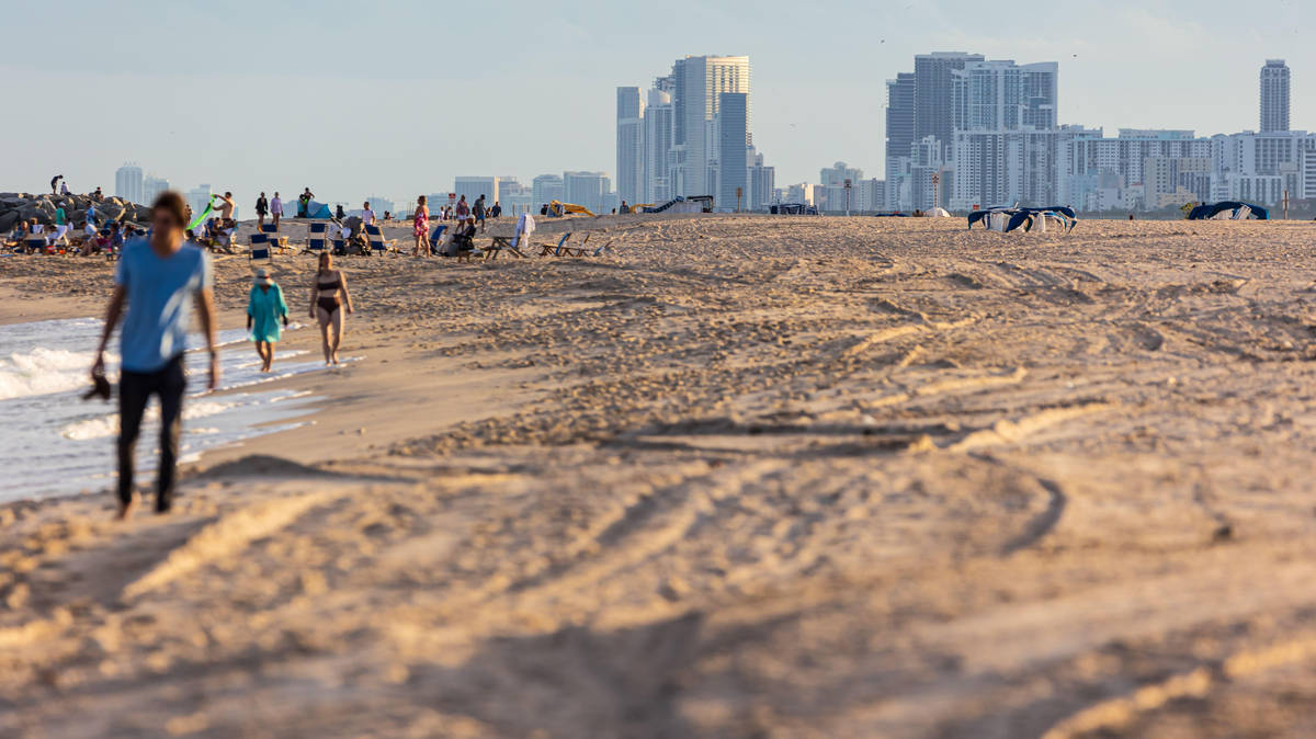 Young girl dies after deep 6ft hole she was digging in sand collapses ...