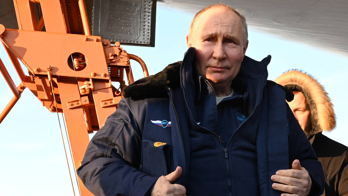 Putin takes co-pilot’s seat during flight of nuclear-capable bomber | LBC