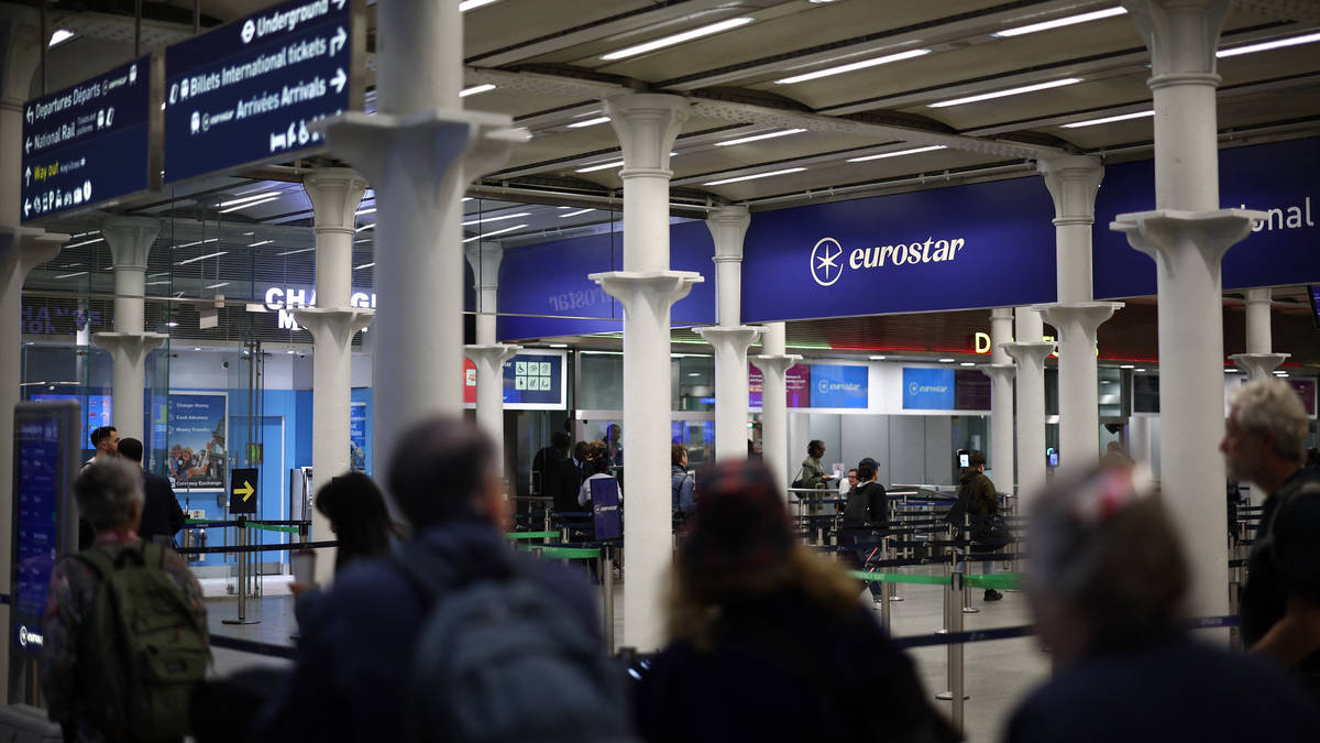 Eurostar hit by delays due to IT problem at passport control in Paris | LBC