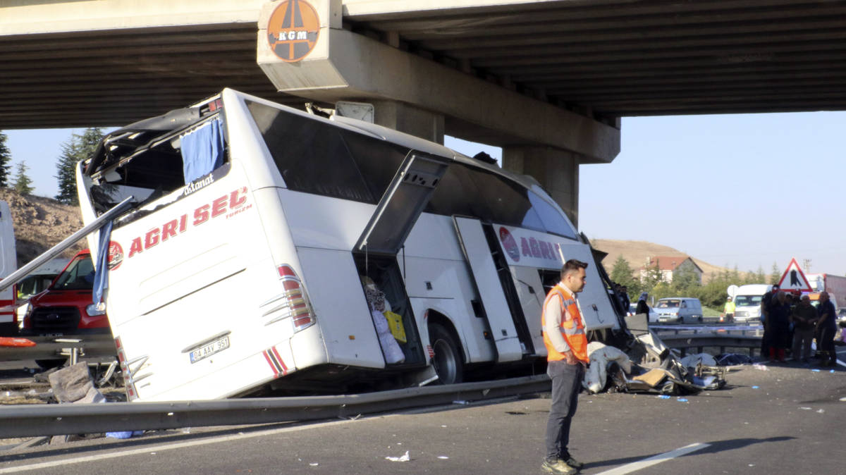 Nine killed after bus crashes into overpass in Turkey | LBC