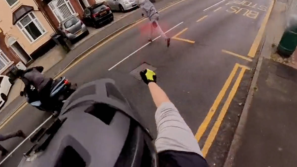Cyclist squirts red spray as he fights off gang of would-be robbers ...