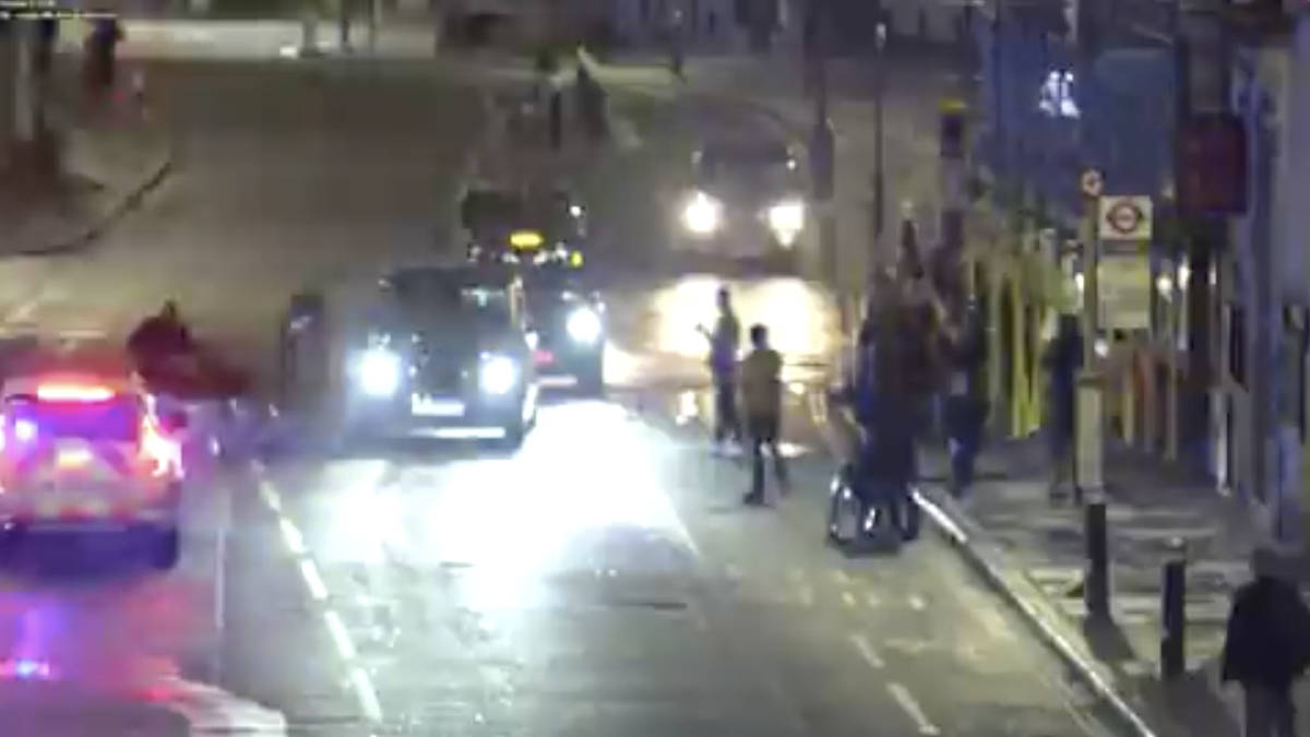 WATCH: Moment Londoners perform citizen's arrest on suspected phone ...