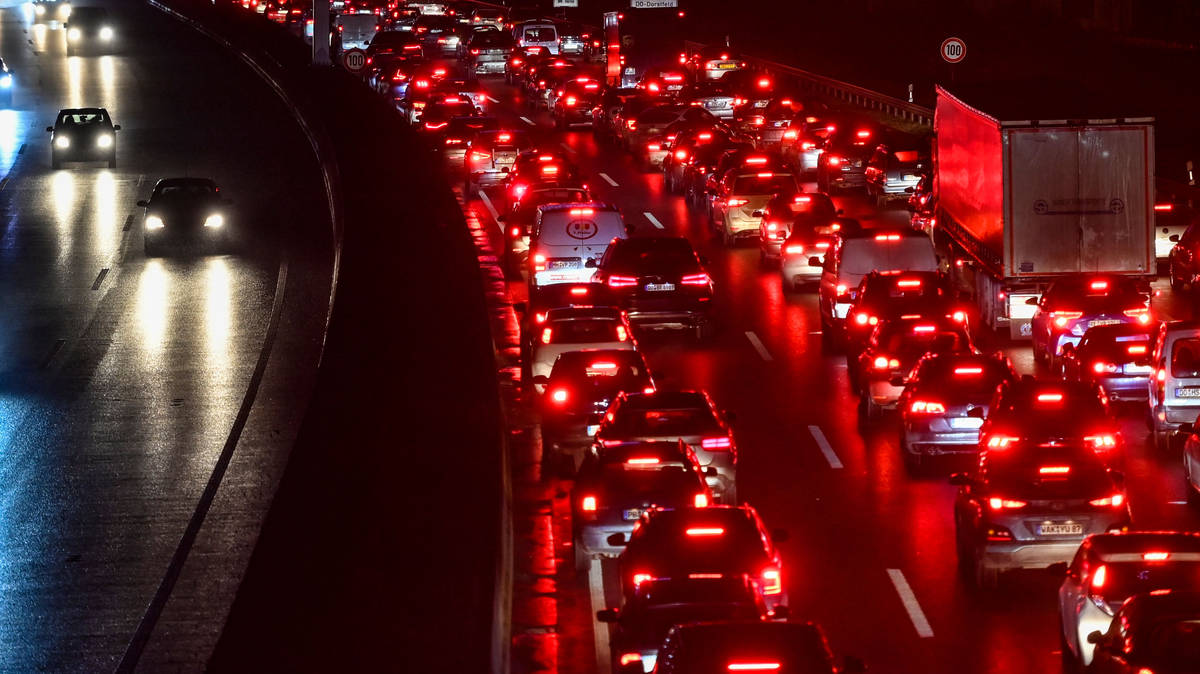 M2: Hundreds of drivers left stuck in vehicles in freezing conditions ...