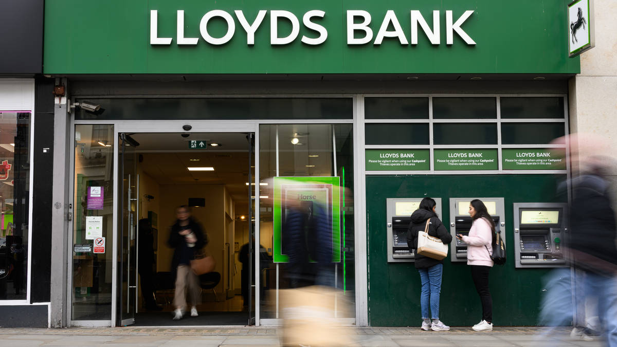 Lloyds and Halifax banking apps down- with hundreds of customers unable ...