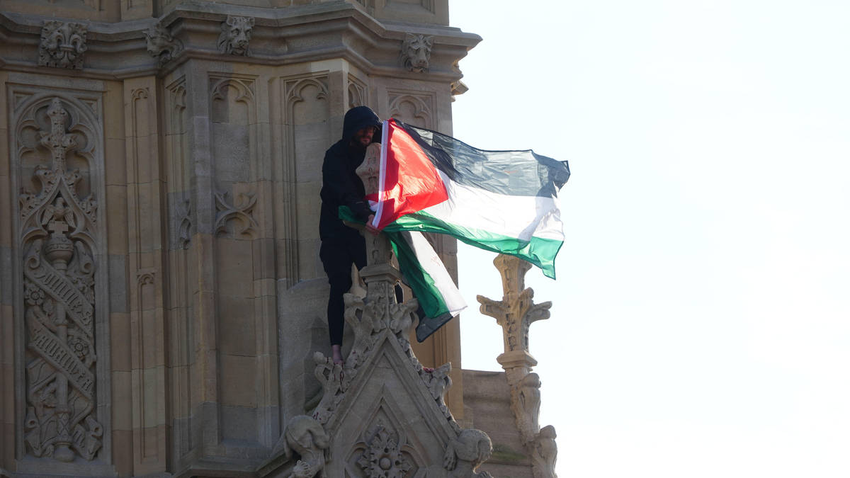 Man holding Palestinian flag seen climbing up Big Ben | LBC