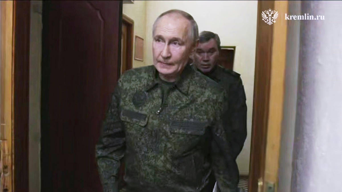 Putin dons military fatigues for frontline visit - as Trump threatens ...