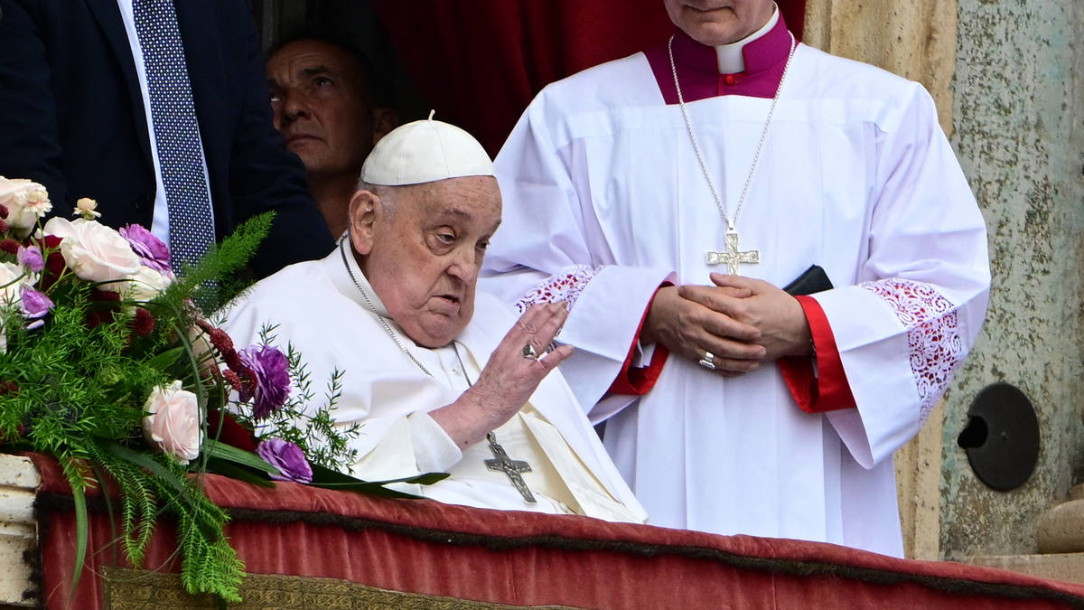 Pope's final blessing: Pontiff defied doctors during final hours - as ...