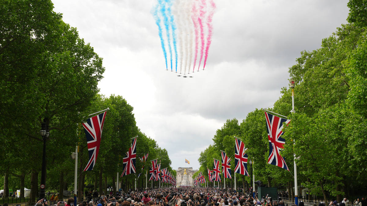 Crowds erupt as Red Arrows make dazzling display over Buckingham Palace ...