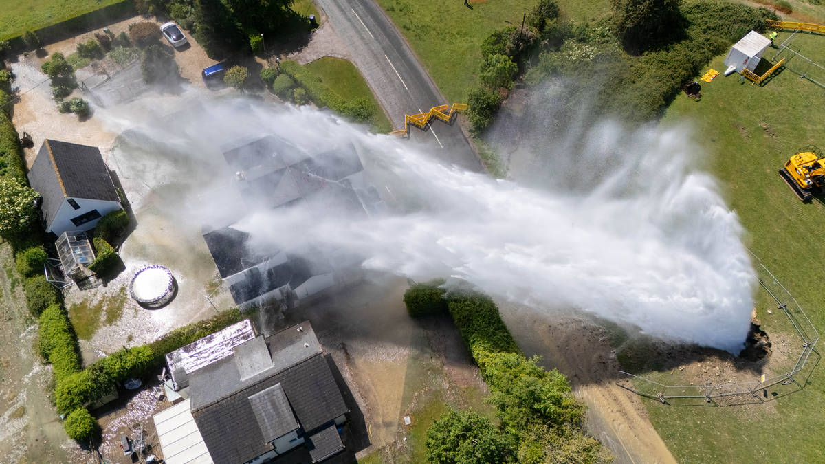Shocking moment 100ft water jet sprays into the air as burst main ...