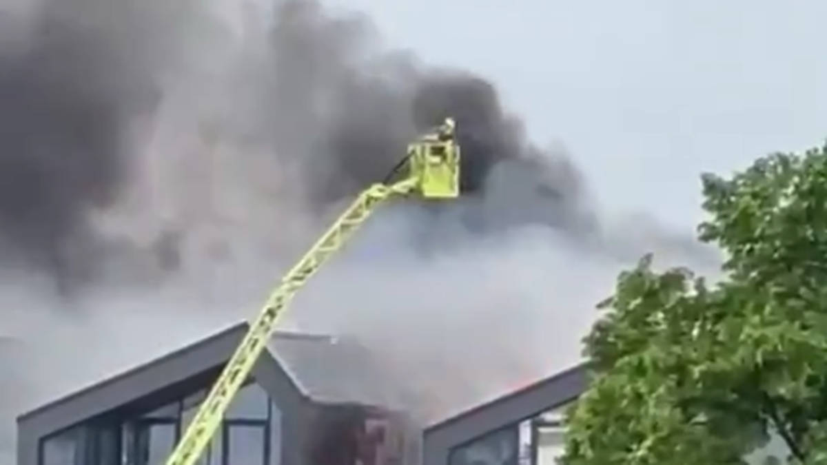 Walthamstow fire: 100 firefighters tackle giant blaze at block of flats ...