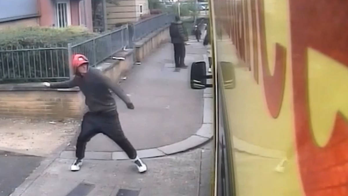 Shocking moment thief smashes ambulance window and steals medics’ bags ...