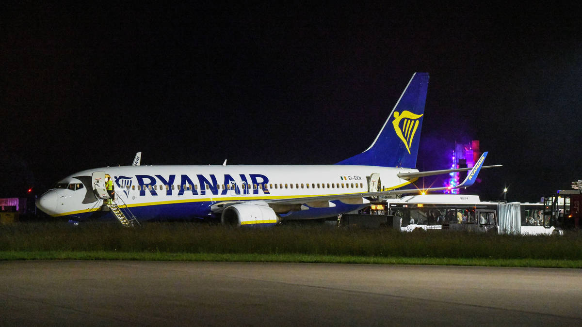 Ryanair to issue £500 'air-rage' fines for disruptive passengers | LBC