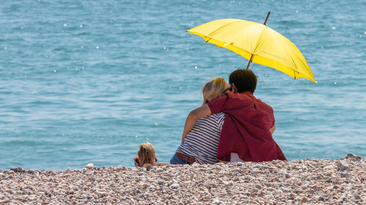 Met Office issues yellow heat alert as temperatures set to soar to 33C ...