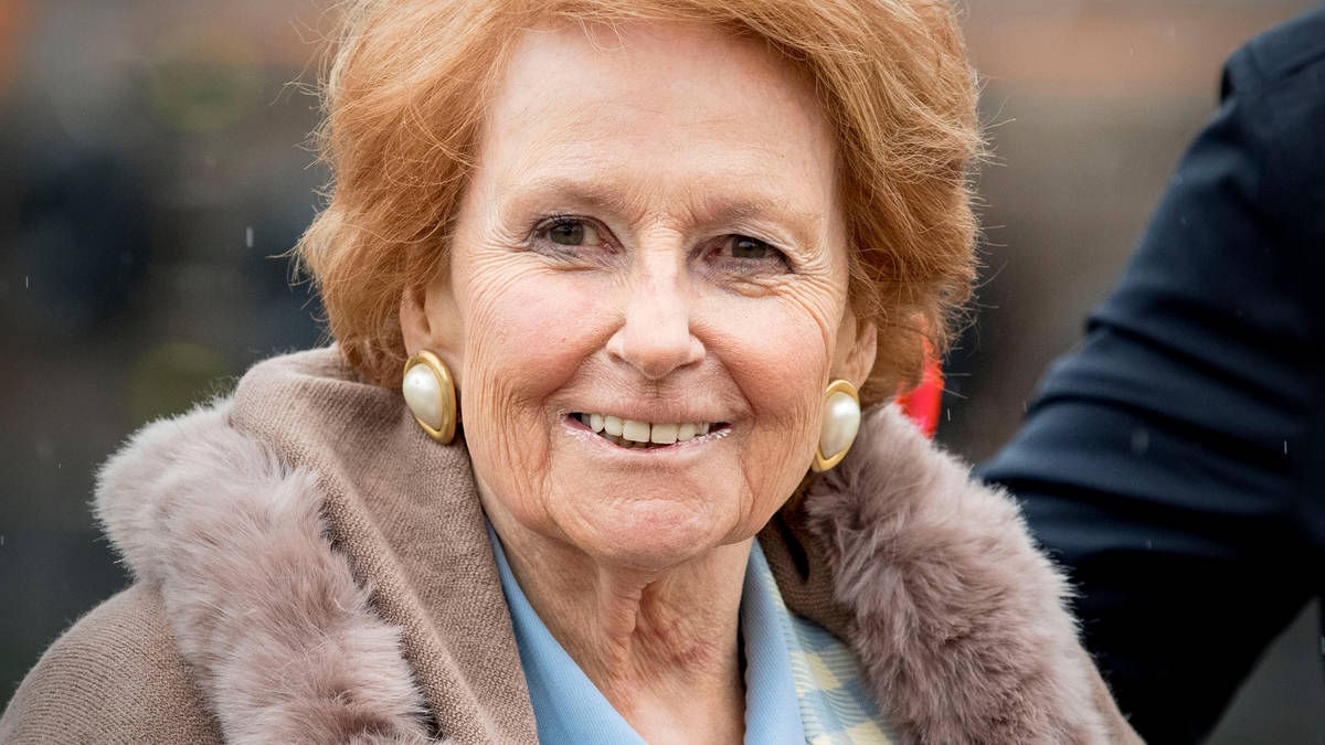 Harry is ‘neither bright nor strong and Meghan is both’, claims Queen's ...