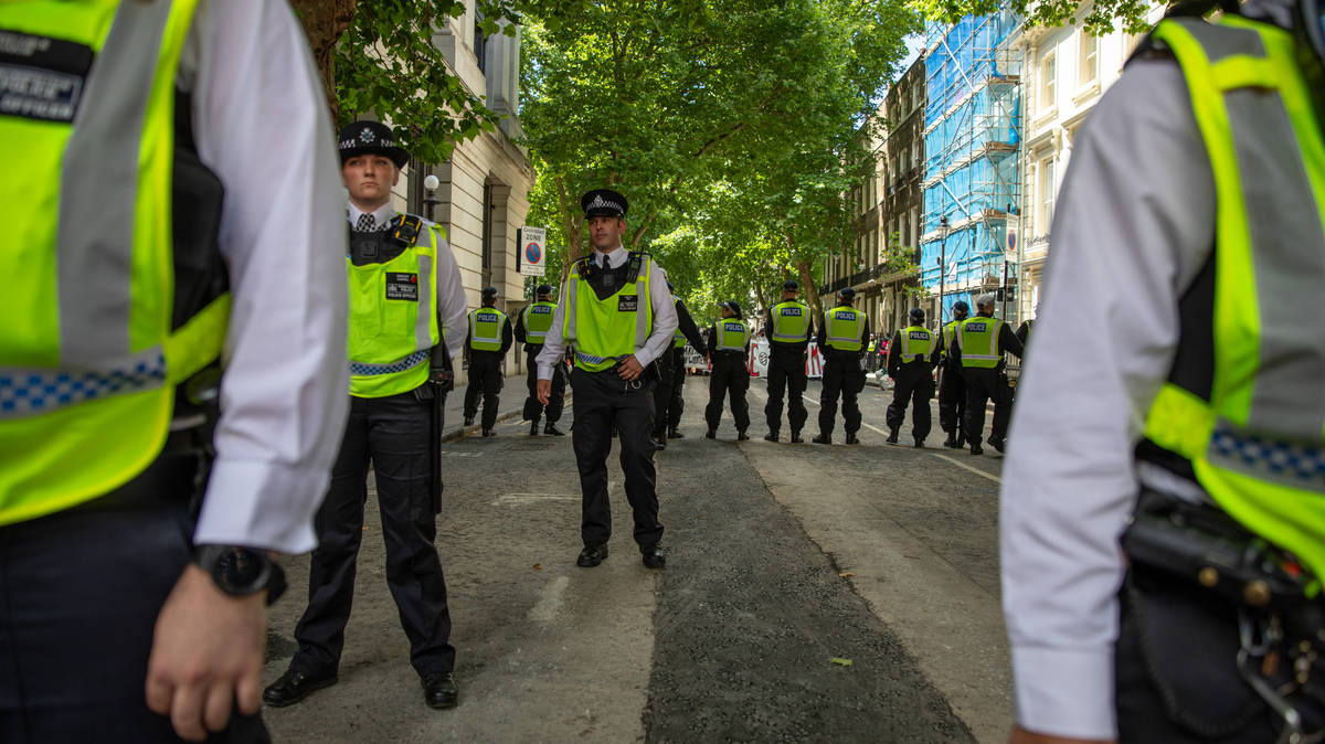 Hundreds of town centres to see more police patrols in crime ‘blitz’ | LBC