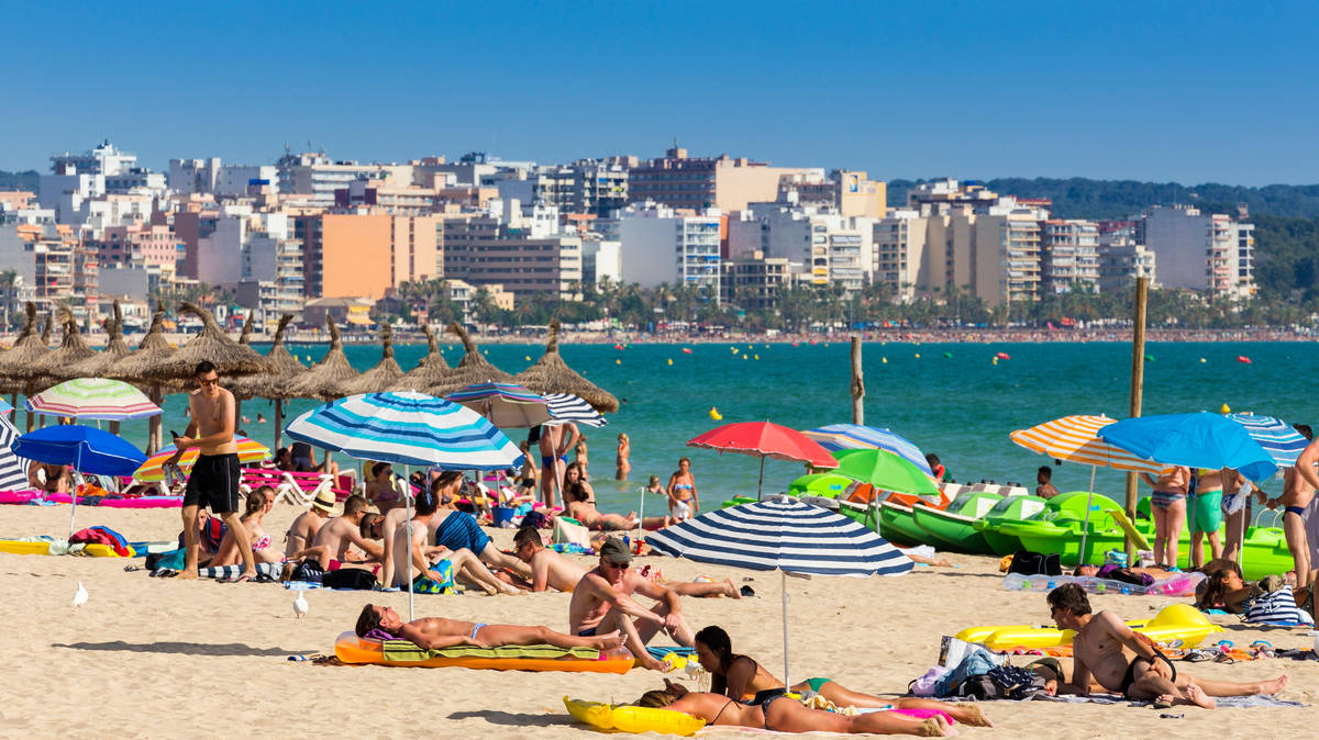Blow for holidaymakers in Majorca as tourists slapped with swimming ban ...