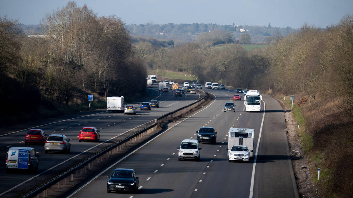Man, 27, killed in M40 horror crash as police hunt four people who ran ...