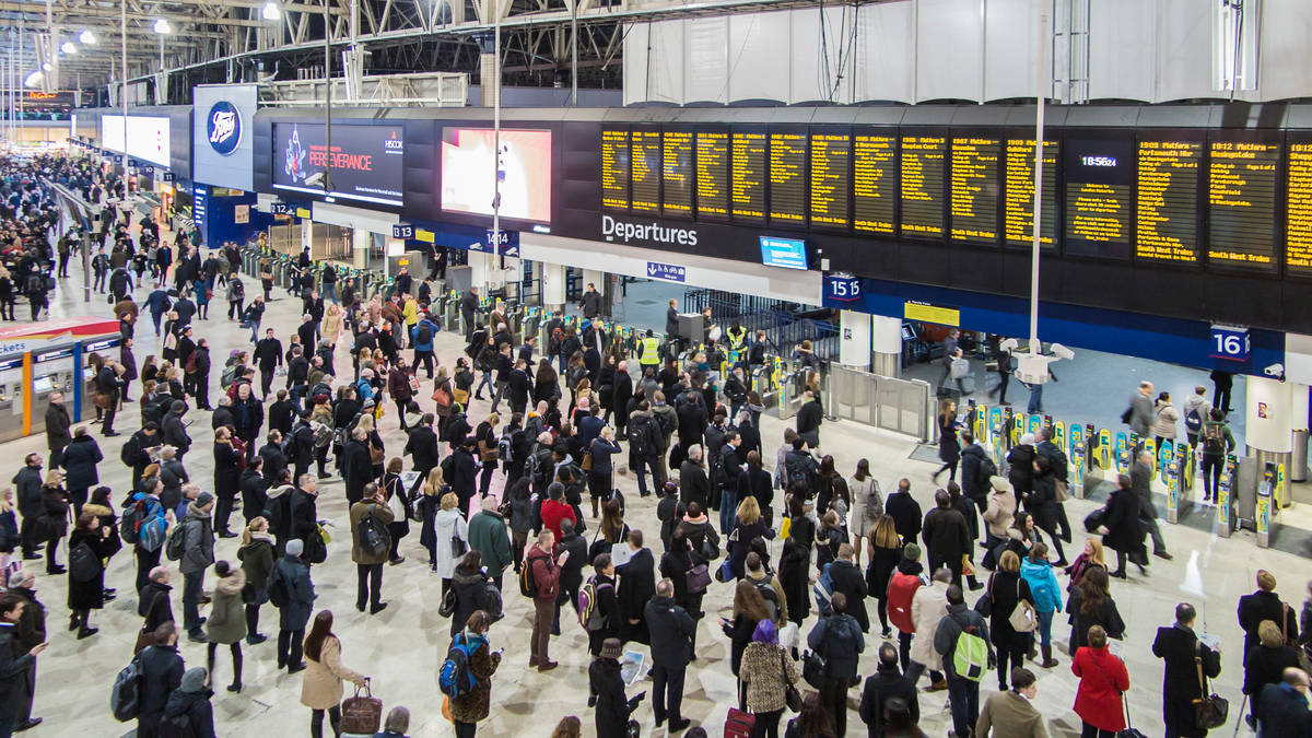 London Waterloo station hit by 'major signalling failure' as commuters ...