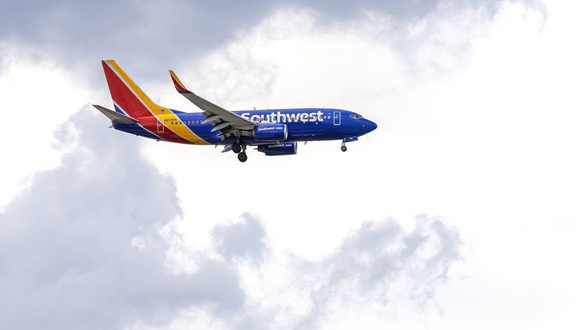 US airplane dramatically plunges 300ft to dodge British fighter jet ...