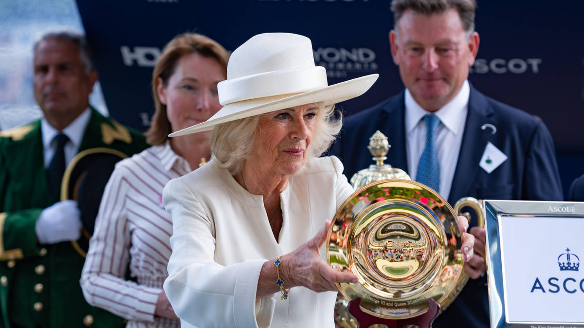 Queen presents winner’s trophy at Ascot after King George race | LBC