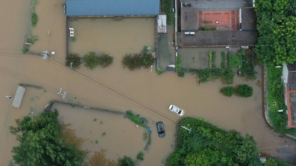 At least 30 killed and 80,000 evacuated in China as streets turn to ...
