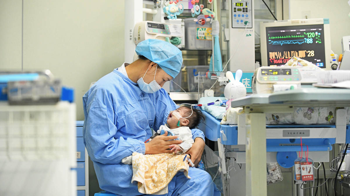 China offering parents £375 per child in drive to boost birth rate | LBC