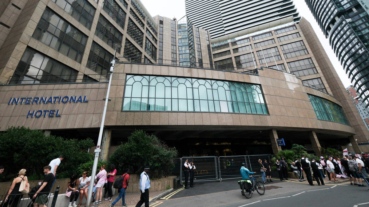 Police probe suspected arson attack on Canary Wharf asylum hotel | LBC