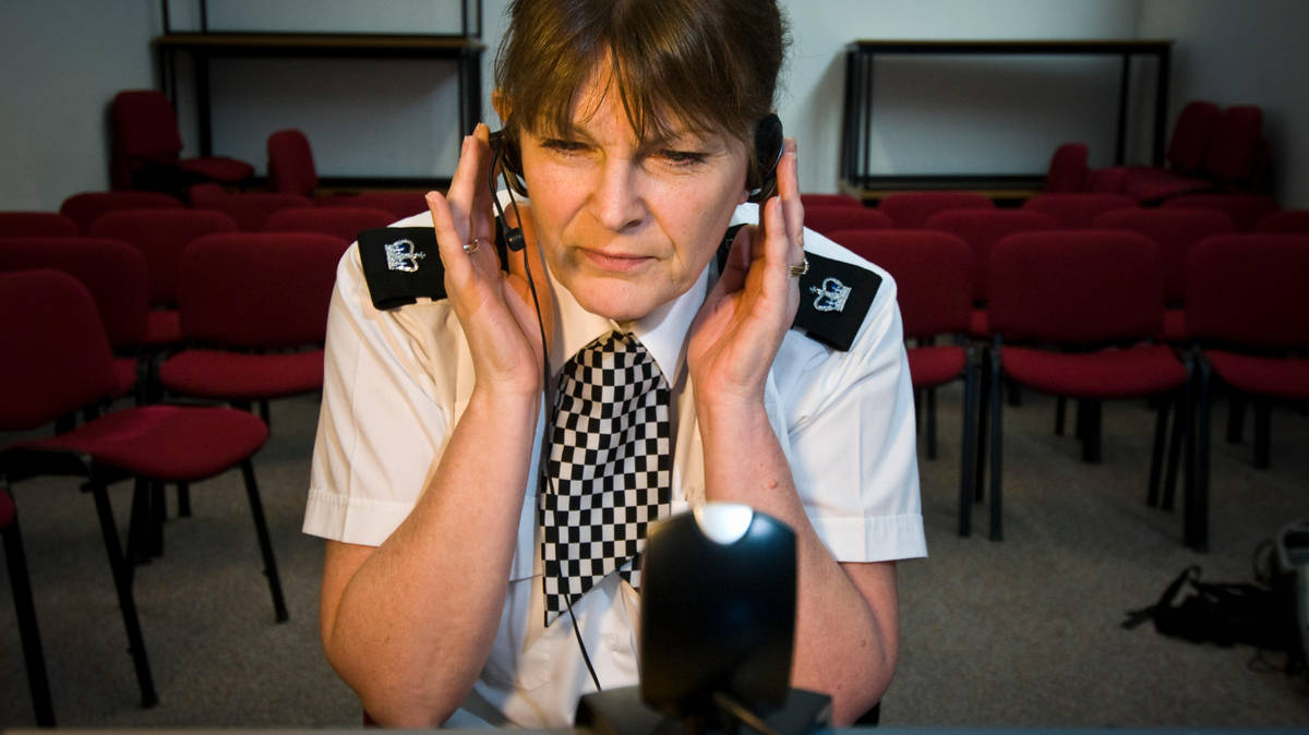 'Dial it down': Woman calls 999 as police car sirens wake her up from a ...