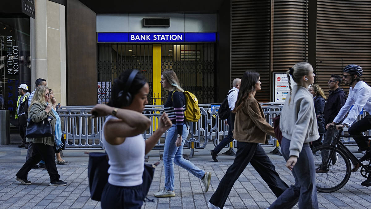 Striking Tube workers demand 75 percent discount on all personal rail ...