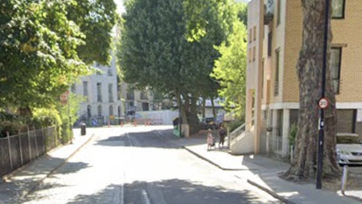 Police hunt knifeman after man stabbed to death in broad daylight on ...